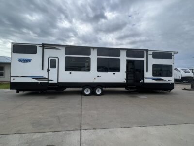10 Largest and Longest Travel Trailers
